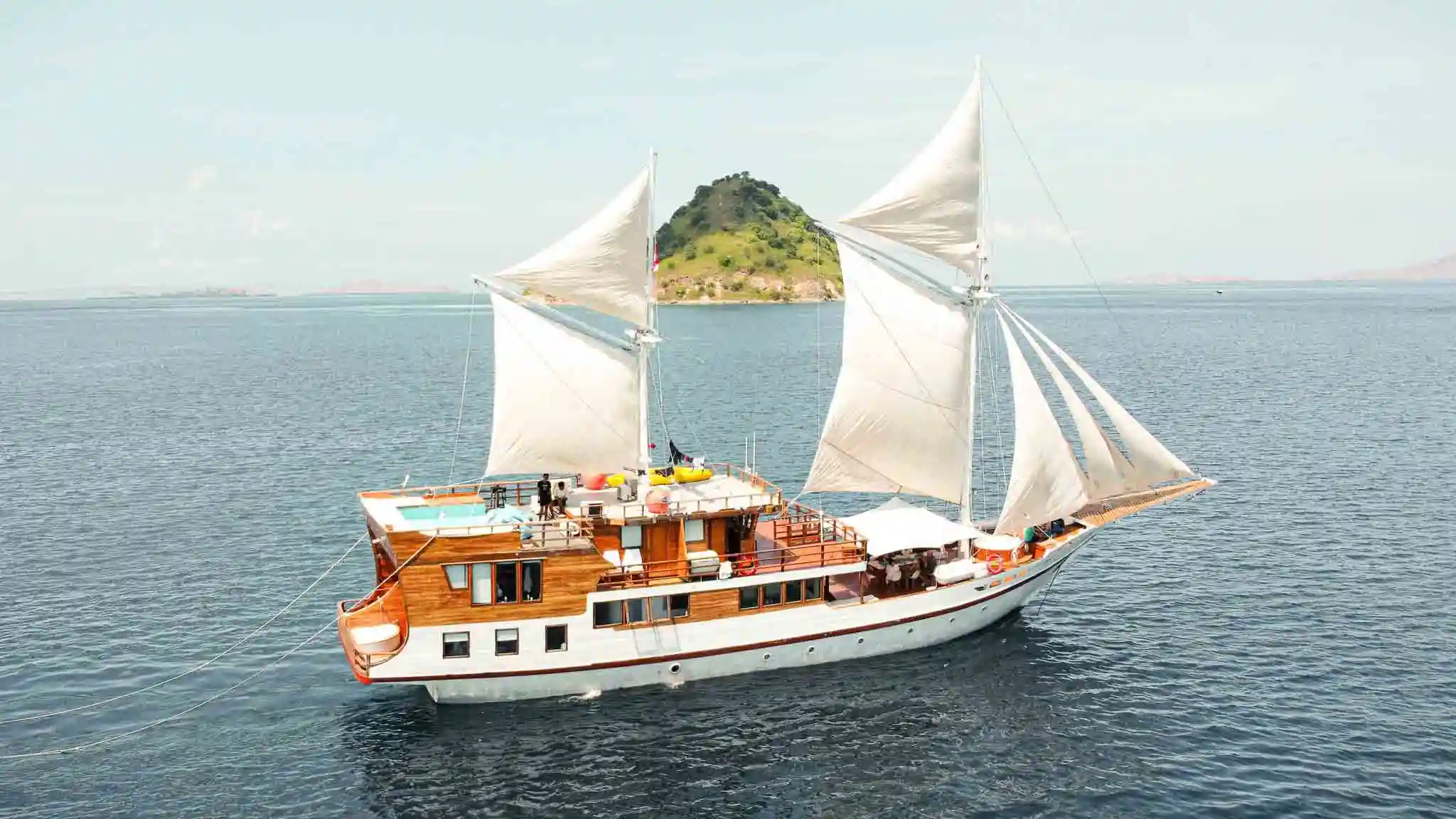 Komodo Liveaboard Lady Grace Phinisi - Dive Trips Indonesia